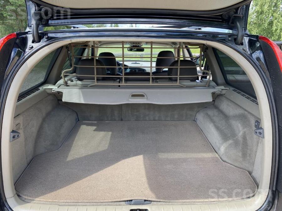 Black Volvo XC70 2006 in Riga, with an engine capacity of 2.40 L and mileage of 340 thousand km for 4390 €, photo 13 on AUTOMOTO.COM.LV