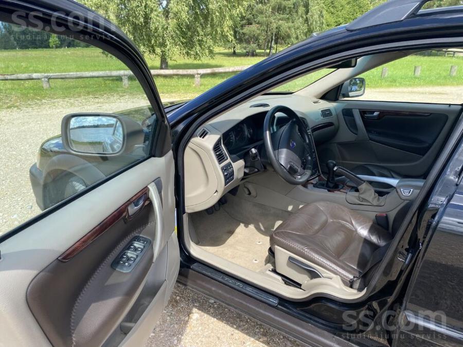 Black Volvo XC70 2006 in Riga, with an engine capacity of 2.40 L and mileage of 340 thousand km for 4390 €, photo 16 on AUTOMOTO.COM.LV