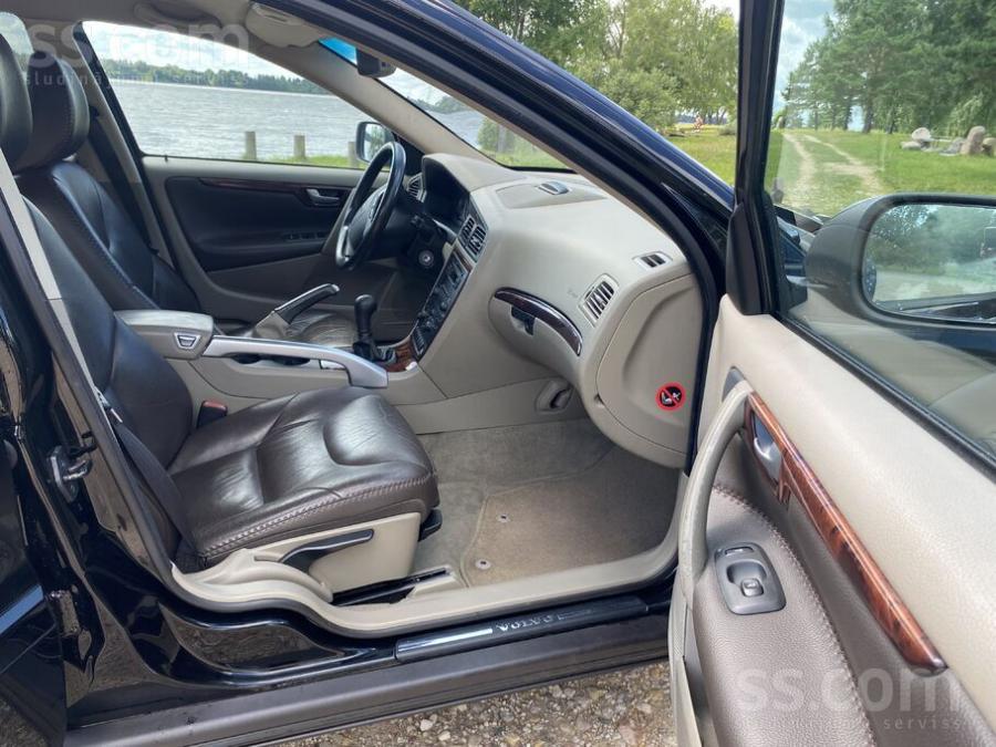 Black Volvo XC70 2006 in Riga, with an engine capacity of 2.40 L and mileage of 337 thousand km for 4250 €, photo 17 on AUTOMOTO.COM.LV