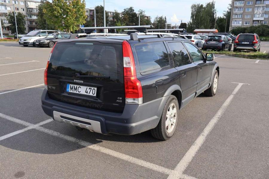 Black Volvo XC70 2006 in Vilnius, with an engine capacity of 2.40 L and mileage of 361 thousand km for 2000 €, photo 4 on AUTOMOTO.COM.LV
