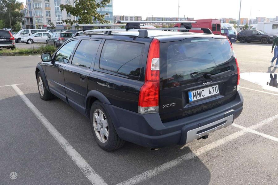 Black Volvo XC70 2006 in Vilnius, with an engine capacity of 2.40 L and mileage of 361 thousand km for 2000 €, photo 5 on AUTOMOTO.COM.LV