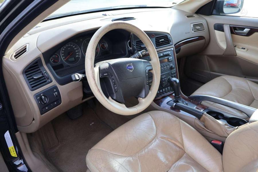 Black Volvo XC70 2006 in Vilnius, with an engine capacity of 2.40 L and mileage of 361 thousand km for 2000 €, photo 7 on AUTOMOTO.COM.LV