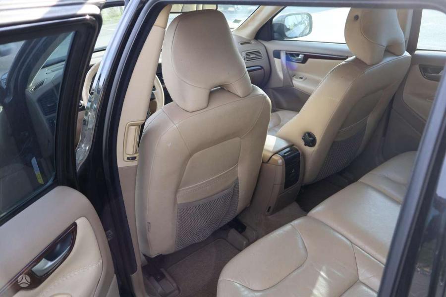 Black Volvo XC70 2006 in Vilnius, with an engine capacity of 2.40 L and mileage of 361 thousand km for 2000 €, photo 10 on AUTOMOTO.COM.LV