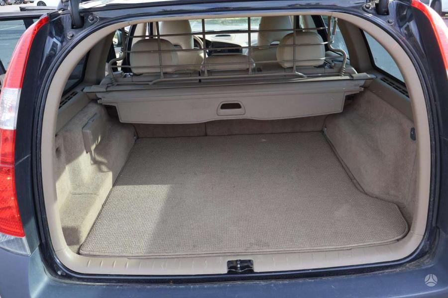 Black Volvo XC70 2006 in Vilnius, with an engine capacity of 2.40 L and mileage of 361 thousand km for 2000 €, photo 11 on AUTOMOTO.COM.LV