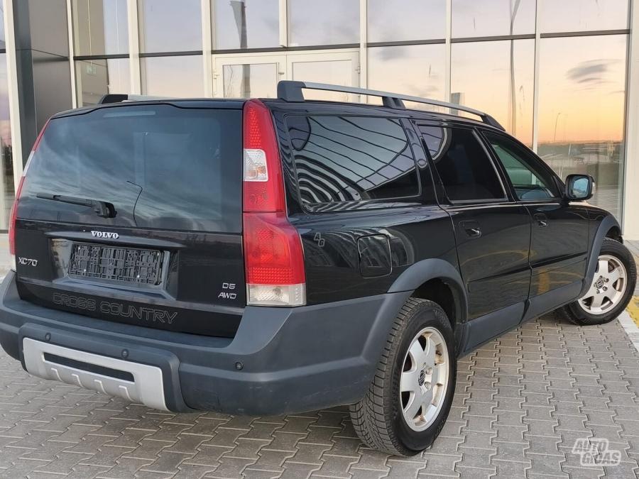 Black Volvo XC70 2006 in Vilnius, with an engine capacity of 2.40 L and mileage of 349 thousand km for 4200 €, photo 8 on AUTOMOTO.COM.LV