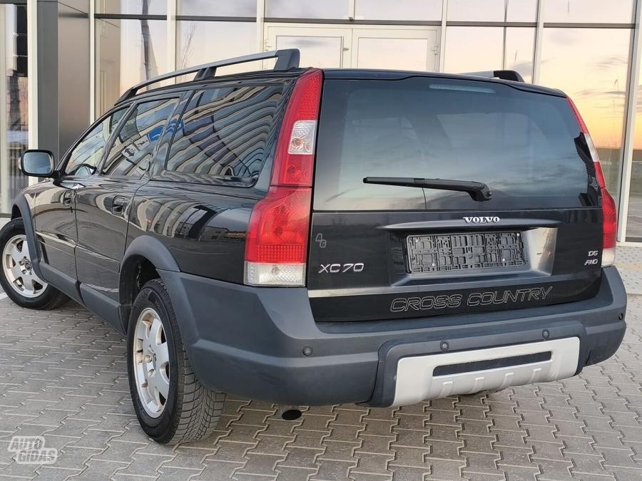 Black Volvo XC70 2006 in Vilnius, with an engine capacity of 2.40 L and mileage of 349 thousand km for 4200 €, photo 9 on AUTOMOTO.COM.LV