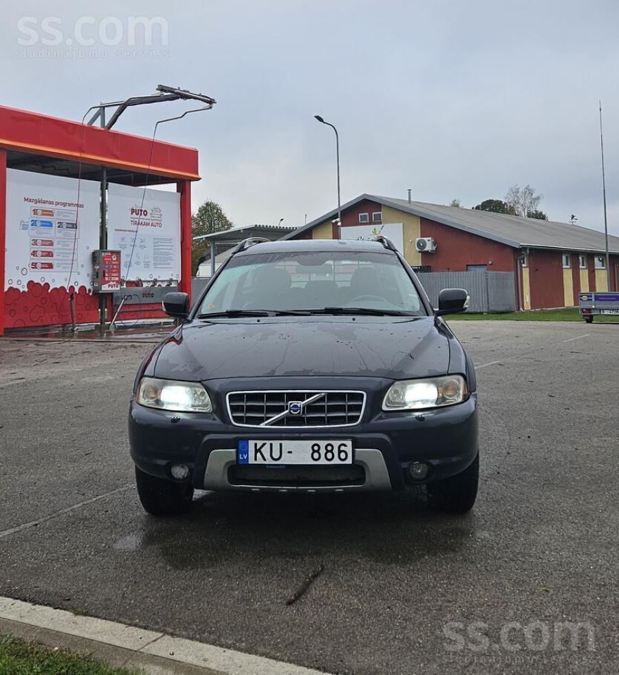 Black Volvo XC70 2006 in Riga, with an engine capacity of 2.40 L and mileage of 601 thousand km for 1550 €, photo 1 on AUTOMOTO.COM.LV