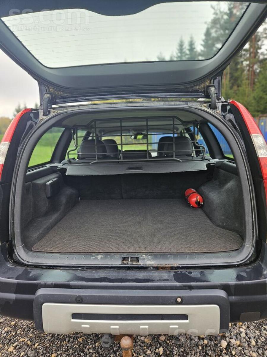 Black Volvo XC70 2006 in Riga, with an engine capacity of 2.40 L and mileage of 601 thousand km for 1550 €, photo 7 on AUTOMOTO.COM.LV
