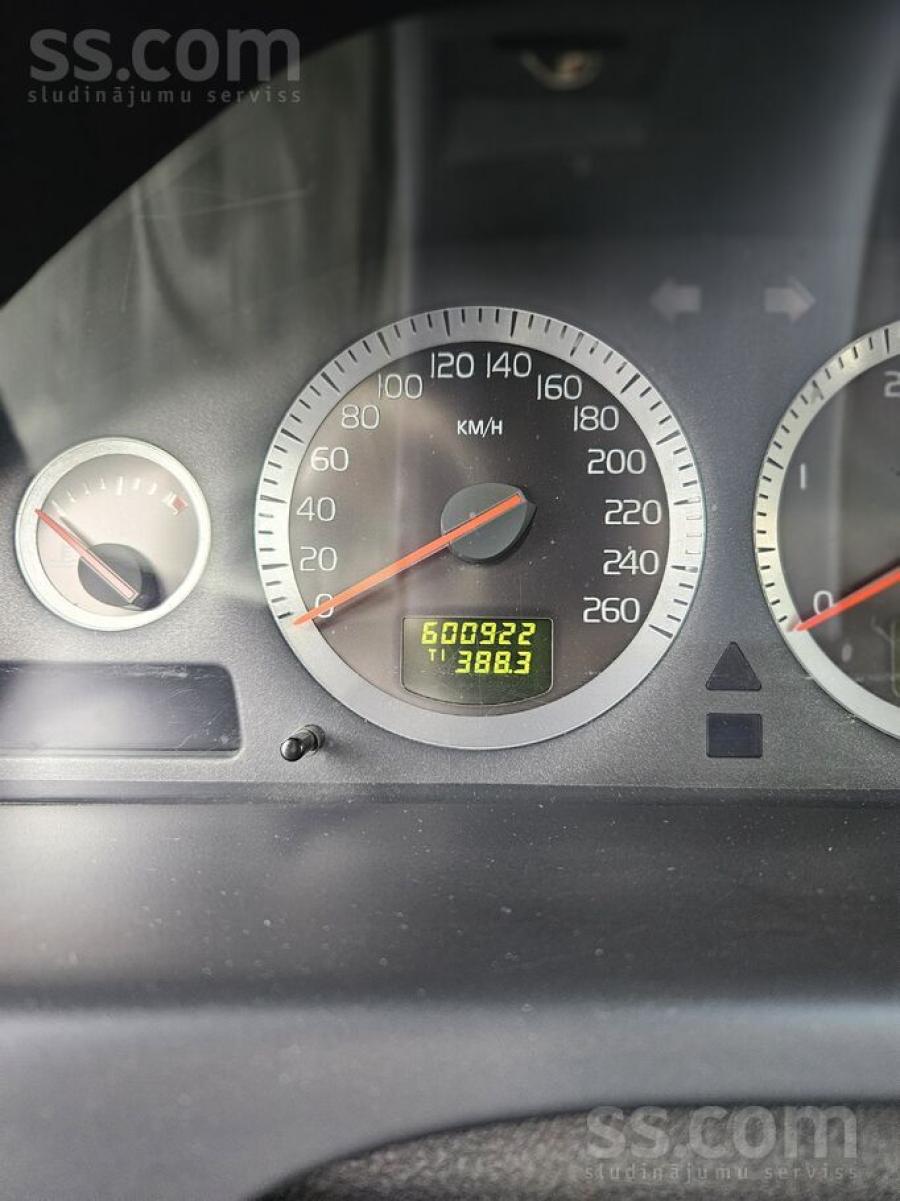 Black Volvo XC70 2006 in Riga, with an engine capacity of 2.40 L and mileage of 601 thousand km for 1550 €, photo 15 on AUTOMOTO.COM.LV