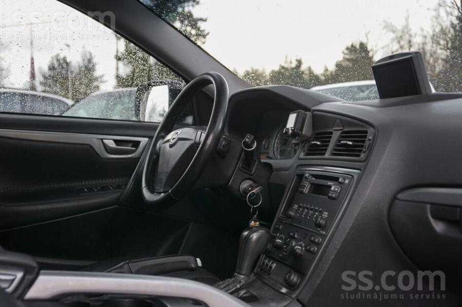 Melns Volvo XC70 2007 Rīga, ar dzinēja tilpumu 2.40 L un nobraukumu 550 tūkst. km par 3390 €, foto 6 vietnē AUTOMOTO.COM.LV
