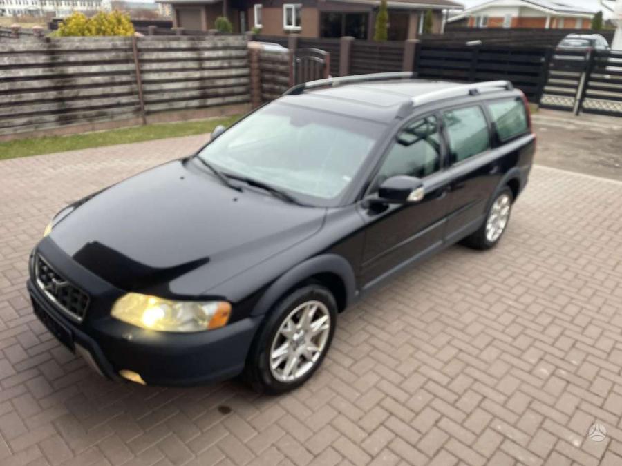 Black Volvo XC70 2007 in Mazeikiai, with an engine capacity of 2.40 L and mileage of 350 thousand km for 2699 €, photo 1 on AUTOMOTO.COM.LV