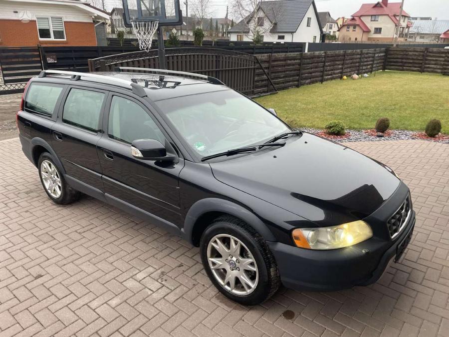 Black Volvo XC70 2007 in Mazeikiai, with an engine capacity of 2.40 L and mileage of 350 thousand km for 2699 €, photo 4 on AUTOMOTO.COM.LV