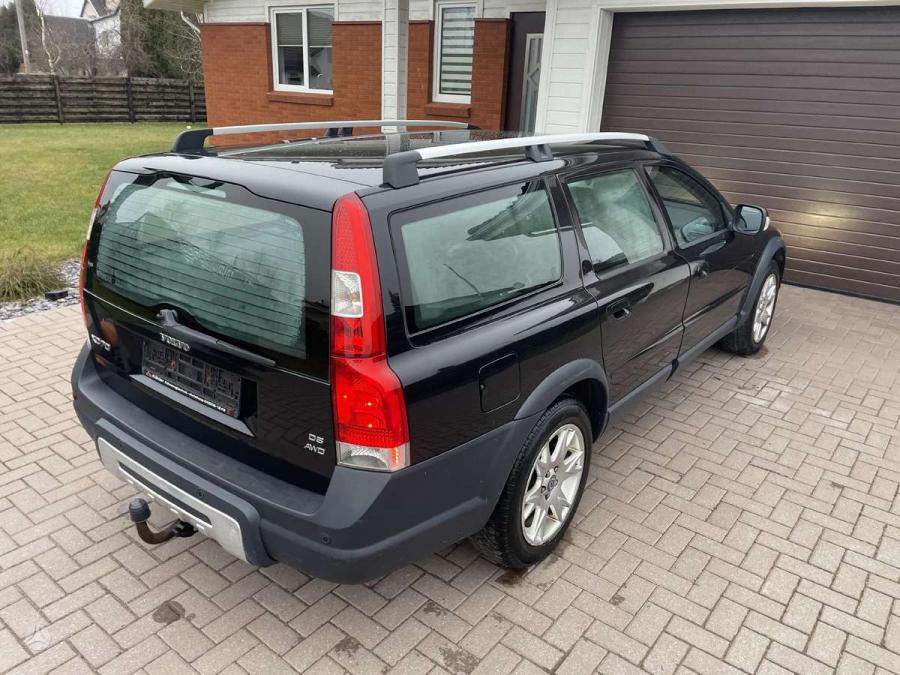 Black Volvo XC70 2007 in Mazeikiai, with an engine capacity of 2.40 L and mileage of 350 thousand km for 2699 €, photo 5 on AUTOMOTO.COM.LV