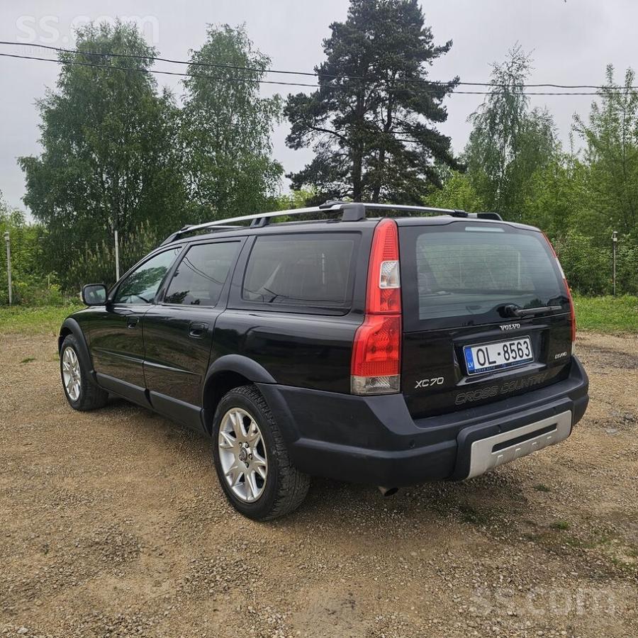 Black Volvo XC70 2007 in Riga, with an engine capacity of 2.40 L and mileage of 307 thousand km for 4450 €, photo 7 on AUTOMOTO.COM.LV