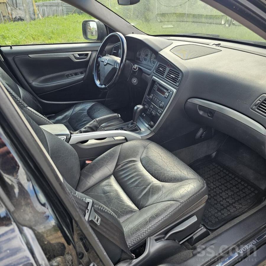 Black Volvo XC70 2007 in Riga, with an engine capacity of 2.40 L and mileage of 307 thousand km for 4450 €, photo 14 on AUTOMOTO.COM.LV