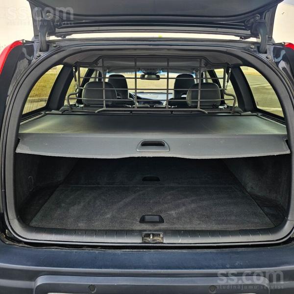 Black Volvo XC70 2007 in Riga, with an engine capacity of 2.40 L and mileage of 307 thousand km for 3870 €, photo 8 on AUTOMOTO.COM.LV