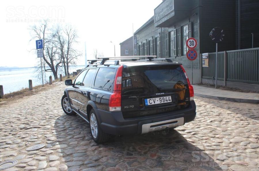 Black Volvo XC70 2007 in Riga, with an engine capacity of 2.40 L and mileage of 361 thousand km for 5450 €, photo 4 on AUTOMOTO.COM.LV