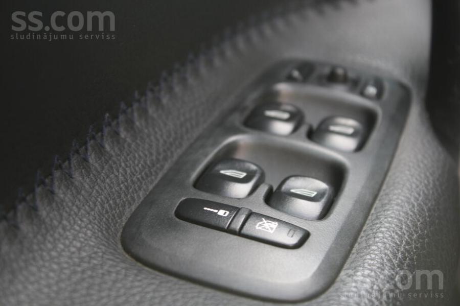 Black Volvo XC70 2007 in Riga, with an engine capacity of 2.40 L and mileage of 361 thousand km for 5450 €, photo 11 on AUTOMOTO.COM.LV