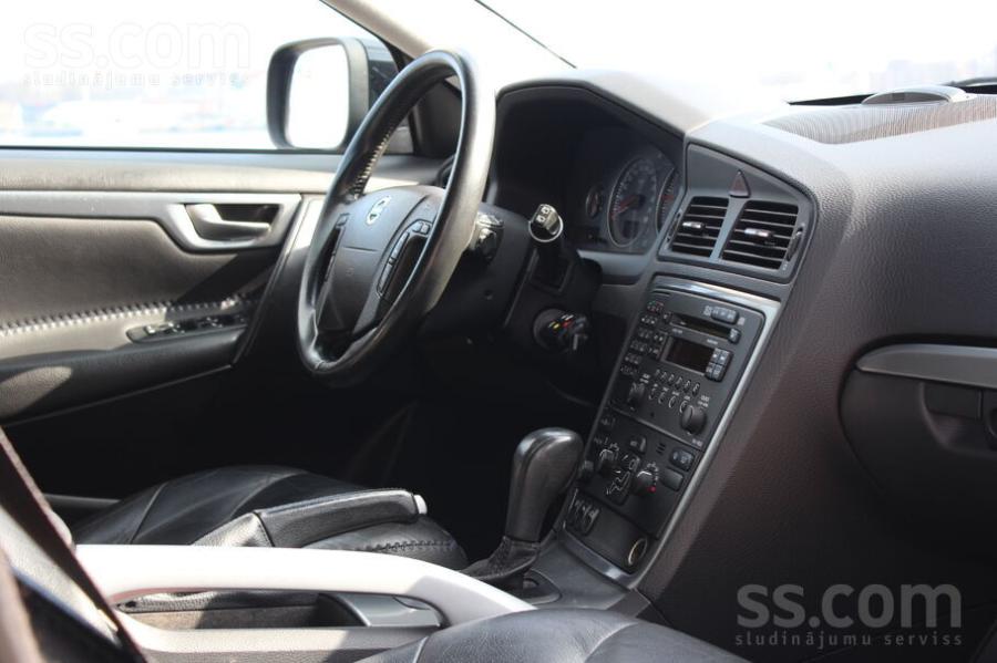 Black Volvo XC70 2007 in Riga, with an engine capacity of 2.40 L and mileage of 361 thousand km for 5450 €, photo 14 on AUTOMOTO.COM.LV