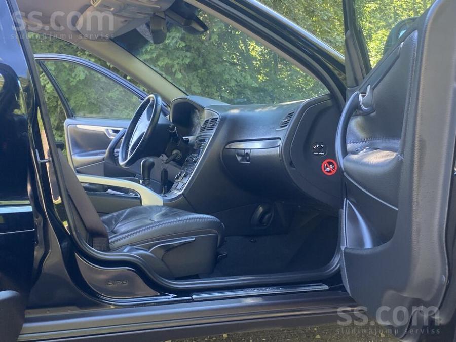 Black Volvo XC70 2007 in Riga, with an engine capacity of 2.40 L and mileage of 340 thousand km for 4450 €, photo 16 on AUTOMOTO.COM.LV