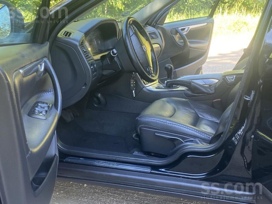 Black Volvo XC70 2007 in Riga, with an engine capacity of 2.40 L and mileage of 340 thousand km for 4450 €, photo 17 on AUTOMOTO.COM.LV