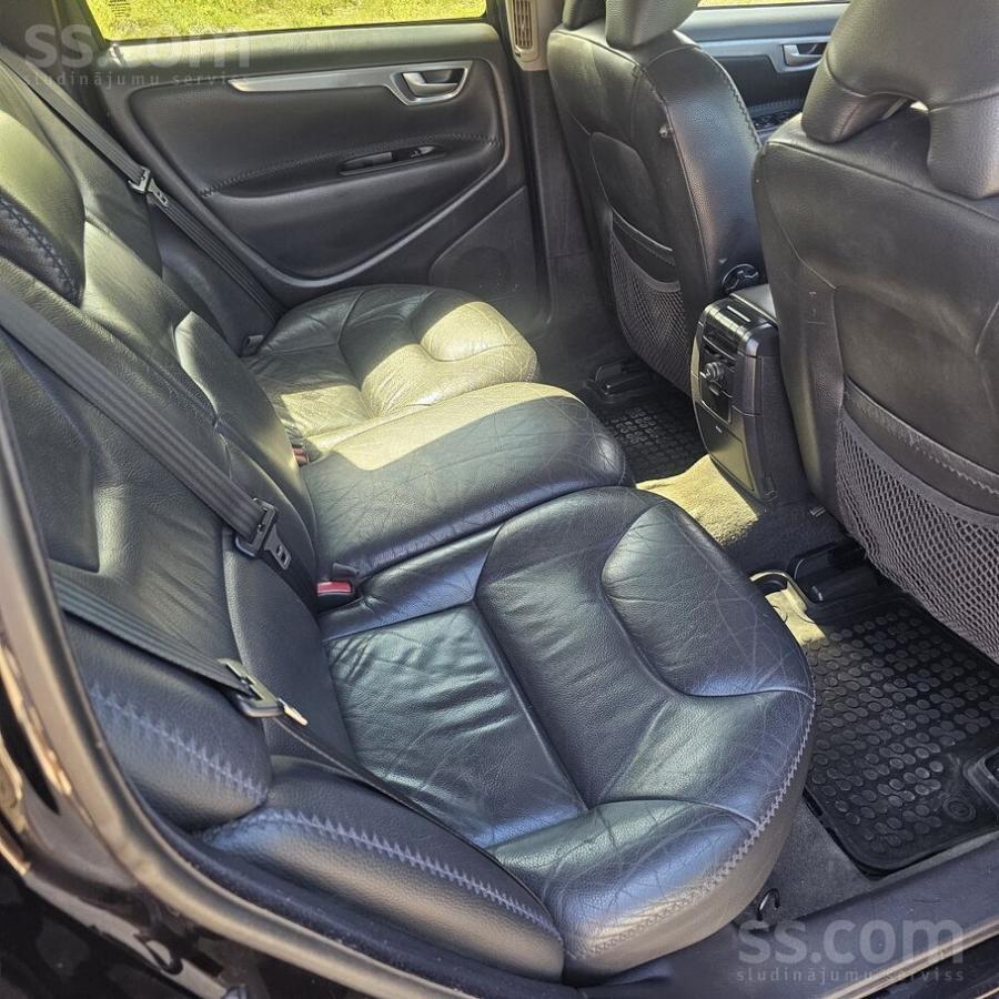 Black Volvo XC70 2007 in Riga, with an engine capacity of 2.40 L and mileage of 307 thousand km for 3990 €, photo 12 on AUTOMOTO.COM.LV