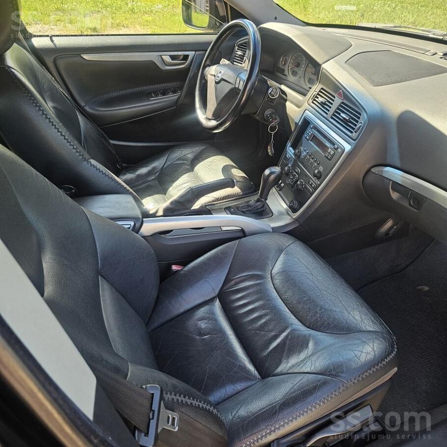 Black Volvo XC70 2007 in Riga, with an engine capacity of 2.40 L and mileage of 307 thousand km for 3990 €, photo 14 on AUTOMOTO.COM.LV