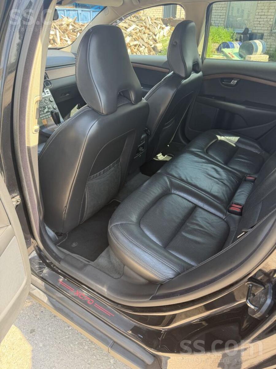 Melns Volvo XC70 2007 Gulbene, ar dzinēja tilpumu 2.40 L un nobraukumu 288 tūkst. km par 8000 €, foto 12 vietnē AUTOMOTO.COM.LV