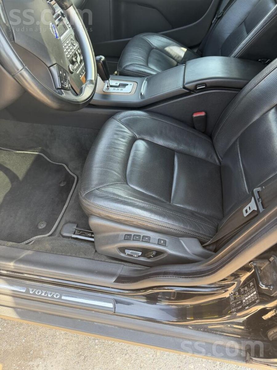 Melns Volvo XC70 2007 Gulbene, ar dzinēja tilpumu 2.40 L un nobraukumu 288 tūkst. km par 8000 €, foto 14 vietnē AUTOMOTO.COM.LV