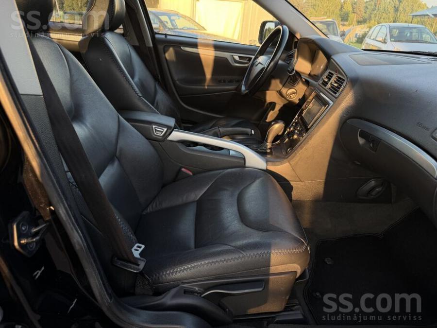 Black Volvo XC70 2007 in Ogre, with an engine capacity of 2.40 L and mileage of 347 thousand km for 5150 €, photo 13 on AUTOMOTO.COM.LV