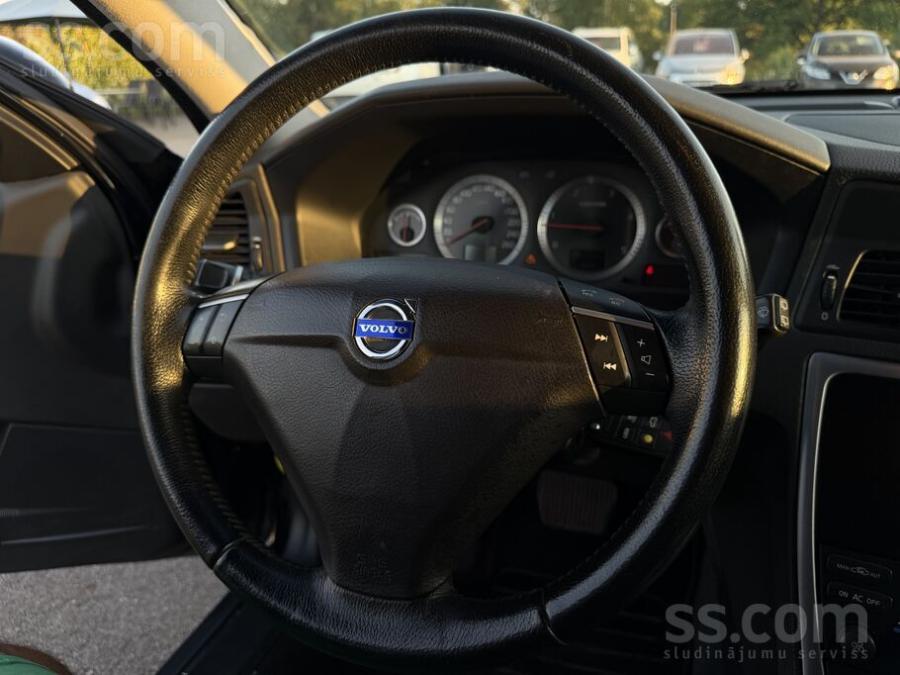 Black Volvo XC70 2007 in Ogre, with an engine capacity of 2.40 L and mileage of 347 thousand km for 5150 €, photo 16 on AUTOMOTO.COM.LV