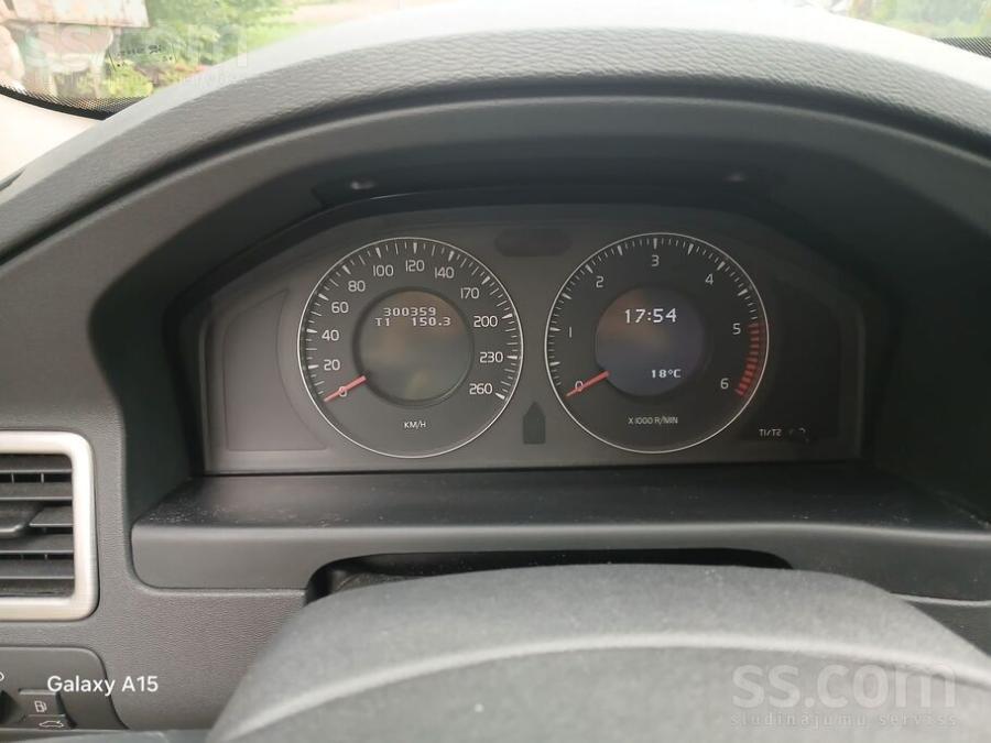 Black Volvo XC70 2007 in Riga, with an engine capacity of 2.40 L and mileage of 300 thousand km for 3500 €, photo 16 on AUTOMOTO.COM.LV