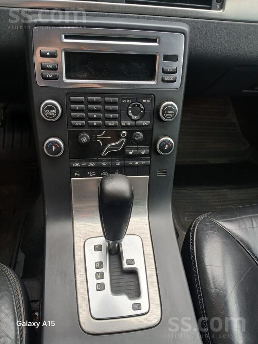 Black Volvo XC70 2007 in Riga, with an engine capacity of 2.40 L and mileage of 300 thousand km for 3500 €, photo 17 on AUTOMOTO.COM.LV