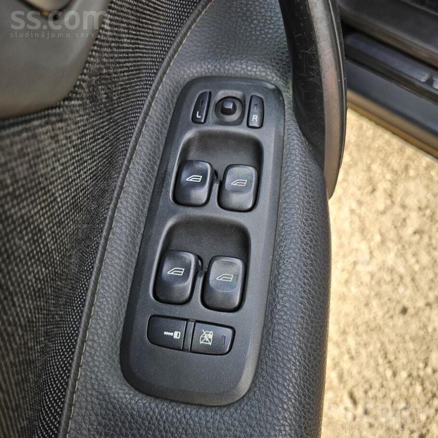 Melns Volvo XC70 2007 Rīga, ar dzinēja tilpumu 2.40 L un nobraukumu 398 tūkst. km par 4540 €, foto 17 vietnē AUTOMOTO.COM.LV