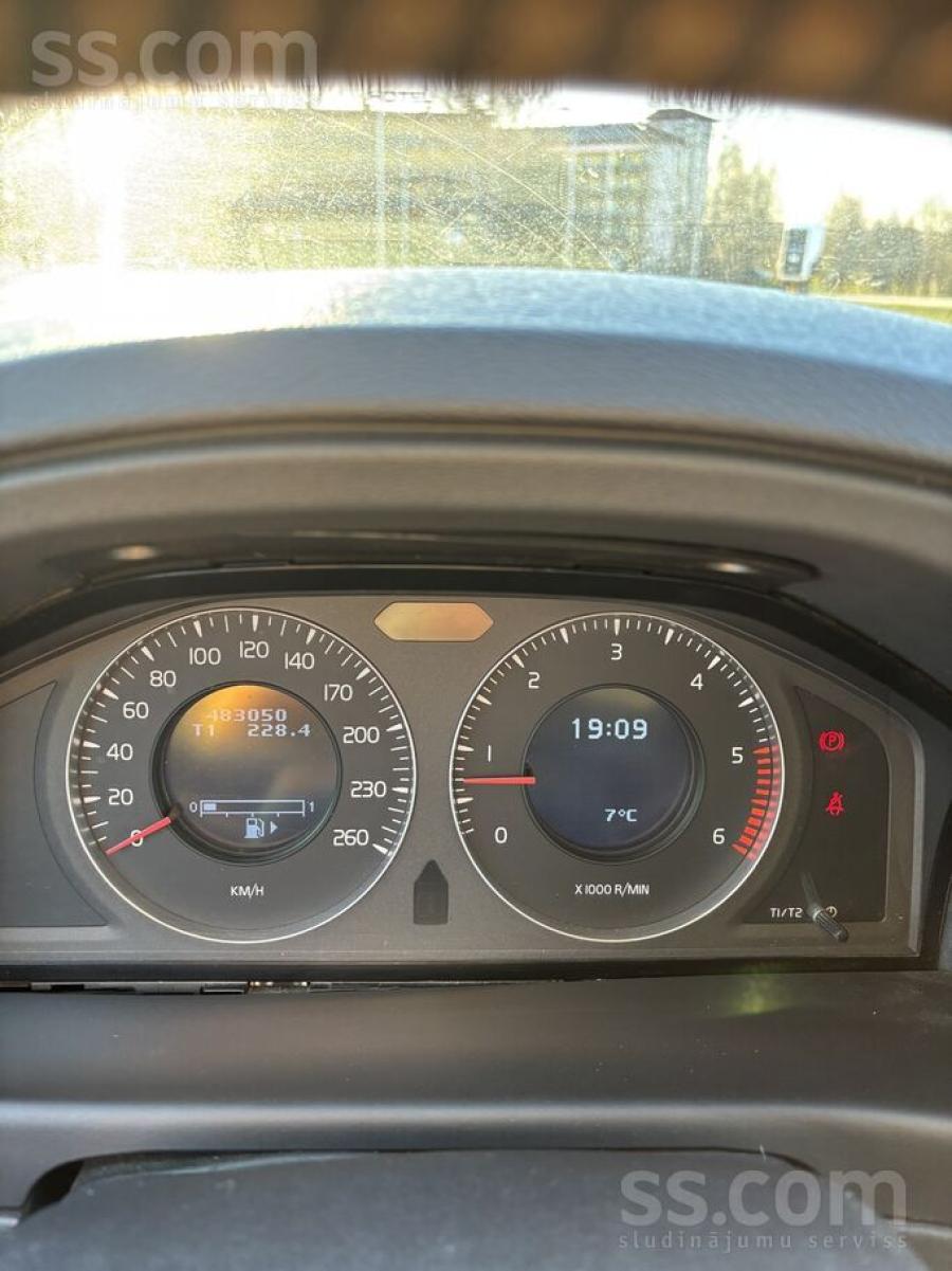 Black Volvo XC70 2007 in Cesis, with an engine capacity of 2.40 L and mileage of 483 thousand km for 3800 €, photo 11 on AUTOMOTO.COM.LV