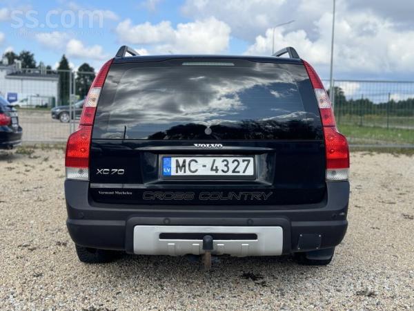 Black Volvo XC70 2007 in Valmiera, with an engine capacity of 2.40 L and mileage of 299 thousand km for 4200 €, photo 8 on AUTOMOTO.COM.LV
