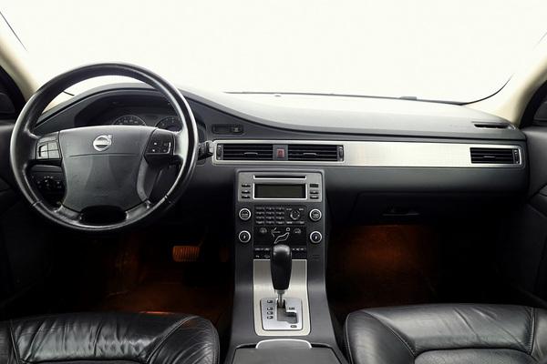 Black Volvo XC70 2007 in Tallinn, with an engine capacity of 2.40 L and mileage of 255 thousand km for 3699 €, photo 6 on AUTOMOTO.COM.LV