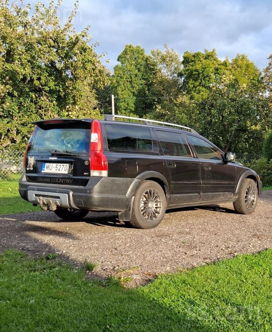 Black Volvo XC70 2007 in Riga, with an engine capacity of 2.50 L and mileage of 338 thousand km for 4200 €, photo 1 on AUTOMOTO.COM.LV