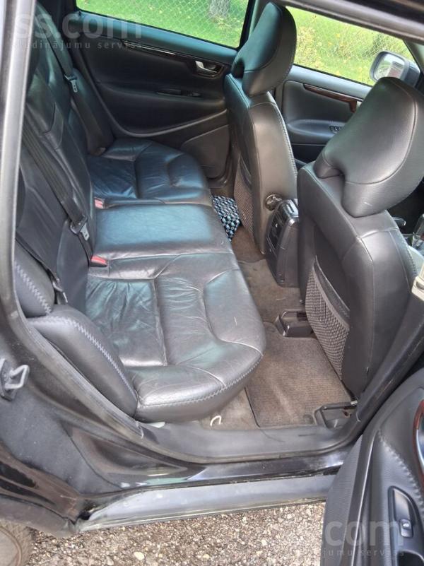 Black Volvo XC70 2007 in Riga, with an engine capacity of 2.50 L and mileage of 338 thousand km for 4200 €, photo 6 on AUTOMOTO.COM.LV