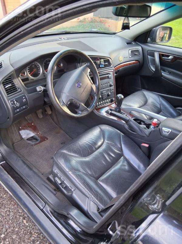Black Volvo XC70 2007 in Riga, with an engine capacity of 2.50 L and mileage of 338 thousand km for 4200 €, photo 8 on AUTOMOTO.COM.LV