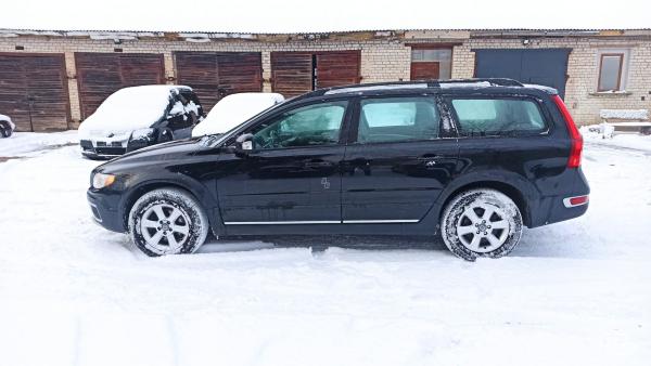 Black Volvo XC70 2008 in Sirvintos, with an engine capacity of 2.40 L and mileage of 275 thousand km for 2350 €, photo 8 on AUTOMOTO.COM.LV