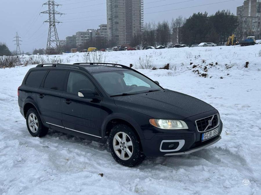 Black Volvo XC70 2008 in Vilnius, with an engine capacity of 2.40 L and mileage of 389 thousand km for 3750 €, photo 1 on AUTOMOTO.COM.LV