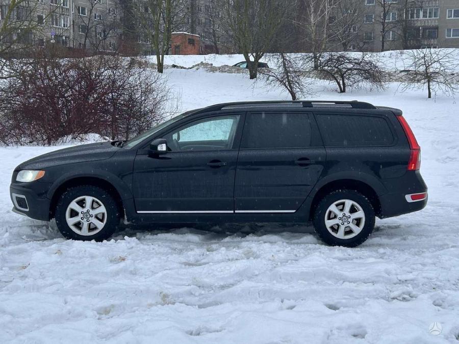 Black Volvo XC70 2008 in Vilnius, with an engine capacity of 2.40 L and mileage of 389 thousand km for 3750 €, photo 8 on AUTOMOTO.COM.LV