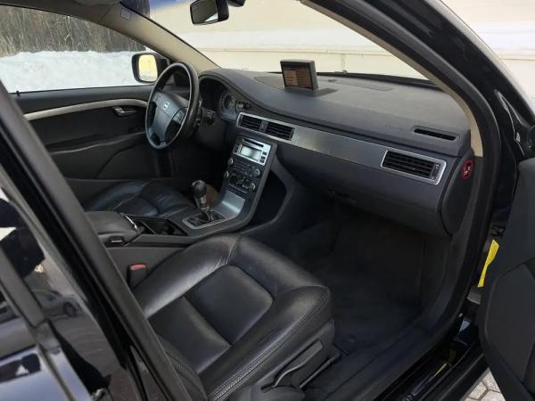 Black Volvo XC70 2008 in Riga, with an engine capacity of 2.40 L and mileage of 268 thousand km for 6890 €, photo 8 on AUTOMOTO.COM.LV