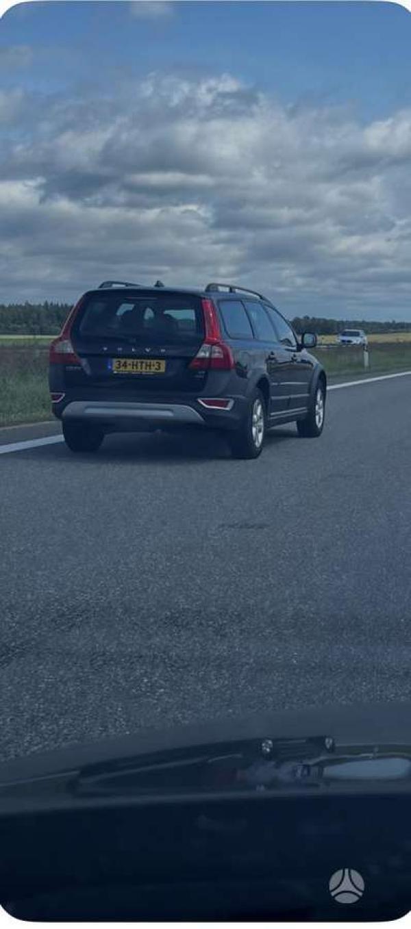 Black Volvo XC70 2008 in Vievis, with an engine capacity of 2.40 L and mileage of 307 thousand km for 5300 €, photo 5 on AUTOMOTO.COM.LV