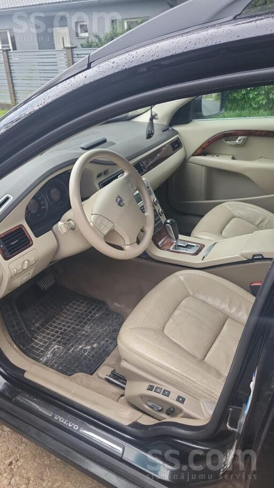 Black Volvo XC70 2008 in Riga, with an engine capacity of 2.40 L and mileage of 435 thousand km for 5400 €, photo 6 on AUTOMOTO.COM.LV