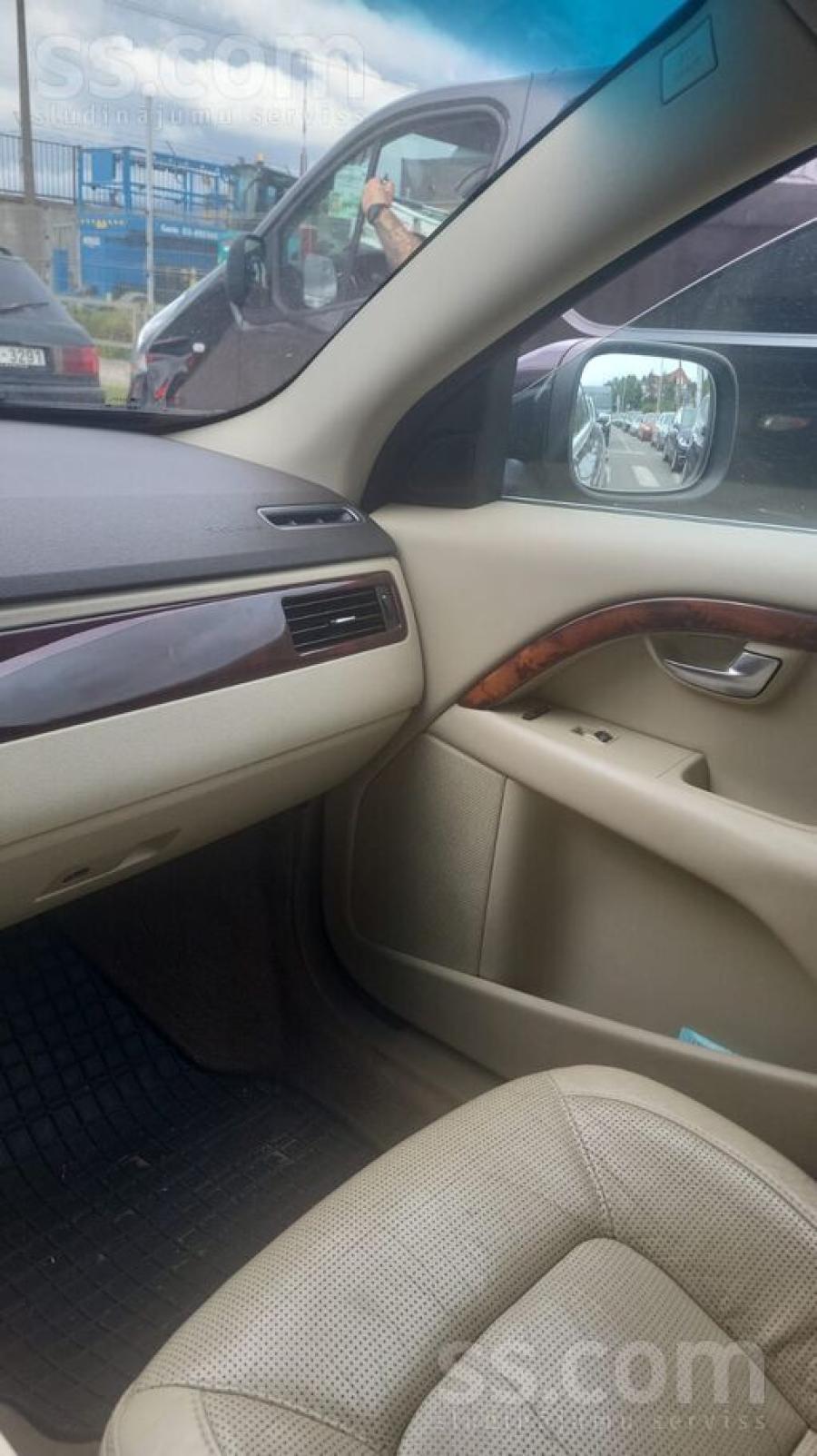 Black Volvo XC70 2008 in Riga, with an engine capacity of 2.40 L and mileage of 435 thousand km for 5400 €, photo 8 on AUTOMOTO.COM.LV