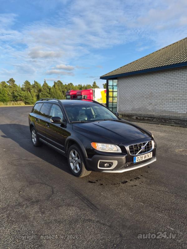Black Volvo XC70 2008 in Kuressaare, with an engine capacity of 2.40 L and mileage of 366 thousand km for 5400 €, photo 1 on AUTOMOTO.COM.LV