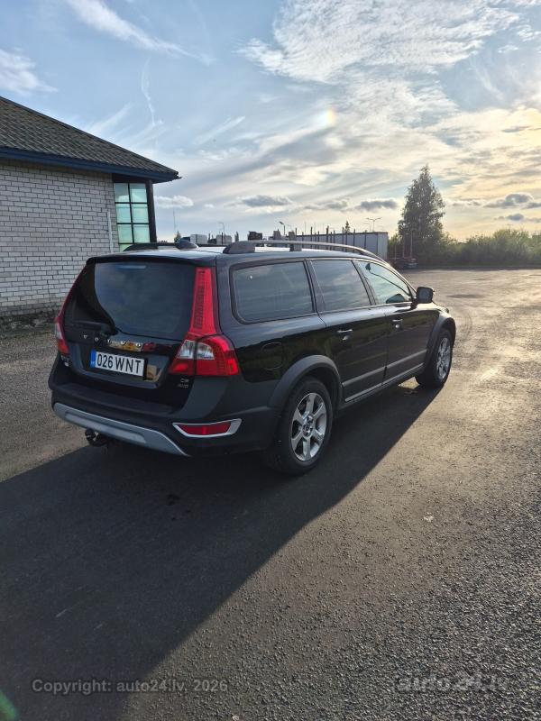 Black Volvo XC70 2008 in Kuressaare, with an engine capacity of 2.40 L and mileage of 366 thousand km for 5400 €, photo 5 on AUTOMOTO.COM.LV