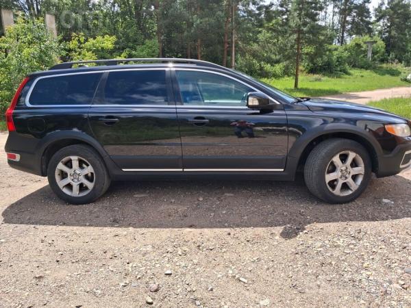 Black Volvo XC70 2008 in Daugavpils, with an engine capacity of 2.40 L and mileage of 423 thousand km for 5100 €, photo 5 on AUTOMOTO.COM.LV